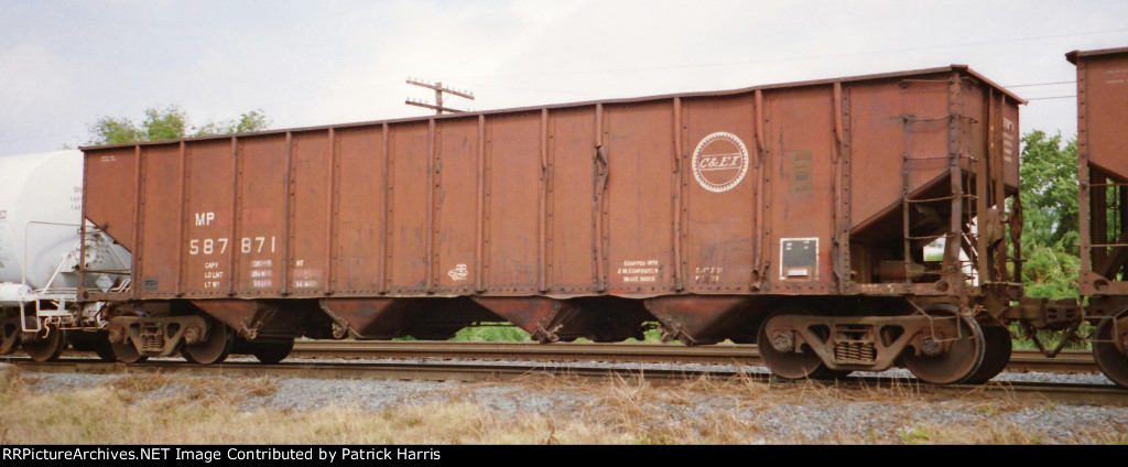 MP 587871 X-CEI 587871 1973-built 04-1985 SA reweighed BSC 3737cf 4-bay hopper westbound into ...